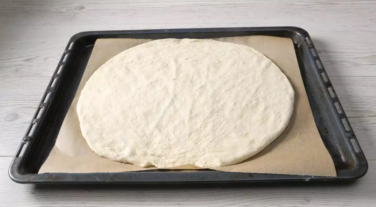 Pizza sonkával és gomba, tekerje a tészta körét