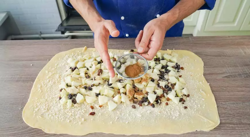 Strudel viennese sareng apel, tabrakan kayu manis