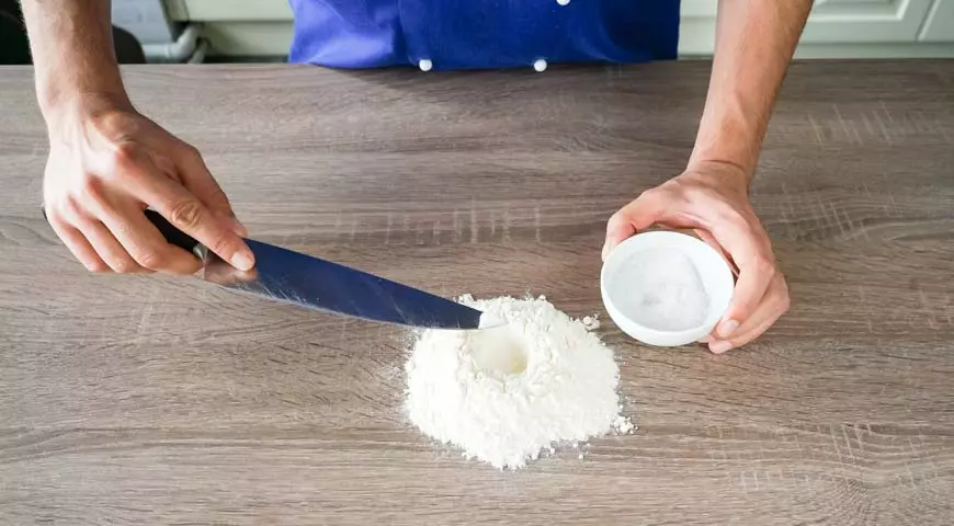 Strudel de Viena com maçãs, buscar farinha com sal de sal na mesa