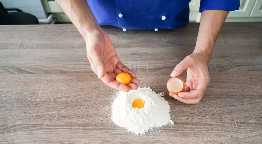 Strudel vienense com maçãs, em um aprofundamento de farinha Adicionar gemas