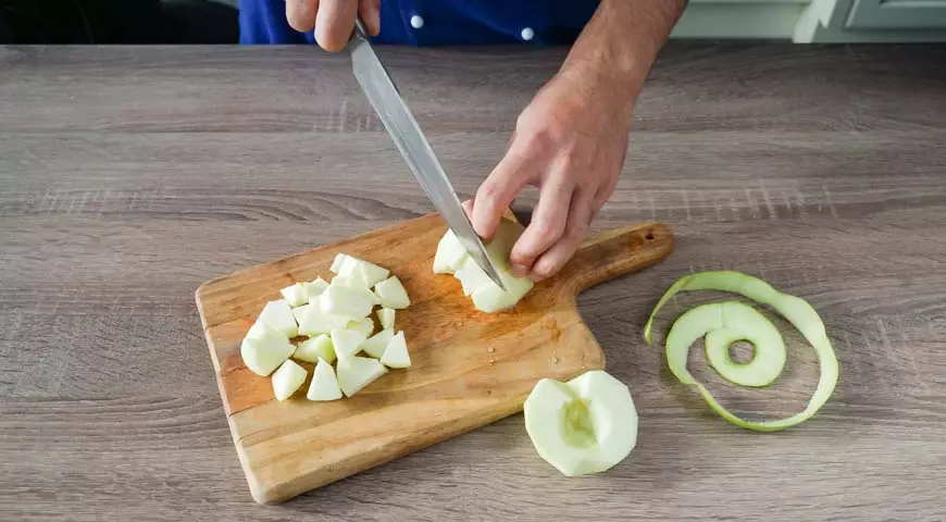 Strudel vienés con manzanas, limpie las manzanas de la cáscara, corte las rodajas