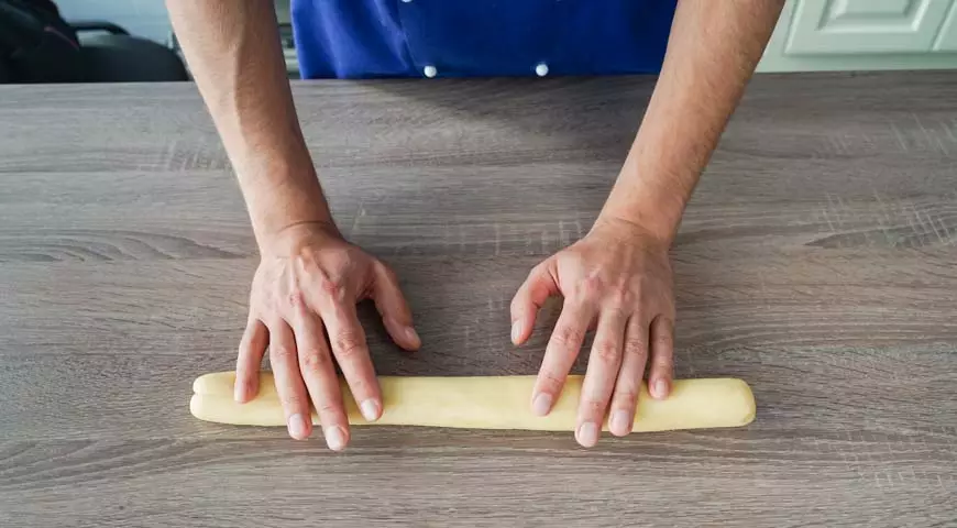 Strudel vienense com maçãs, formam um arnês da massa