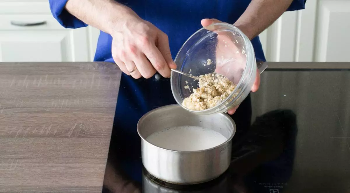 Avena con banana, derramar a fariña de avea con leite de bananas