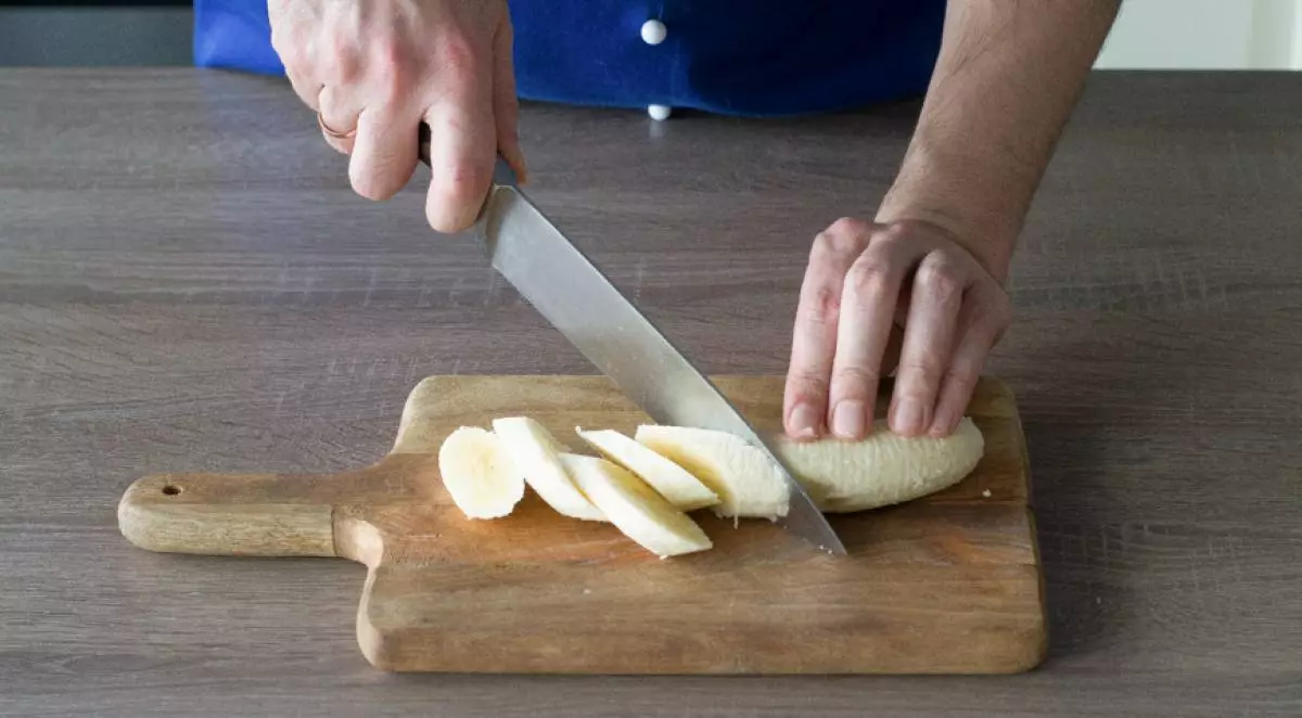 Avena con banana, cortar a banana