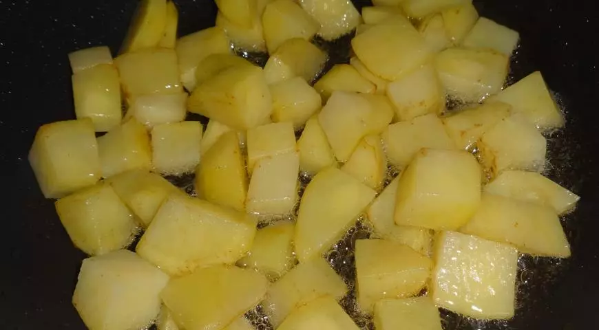Stek poteter for vegetabilsk gryte med badekar