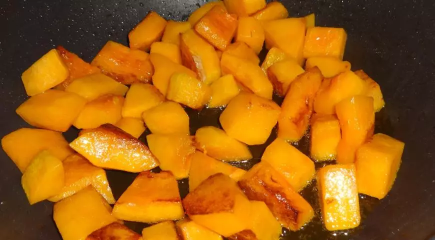 Fry pumpkin for stew with baths