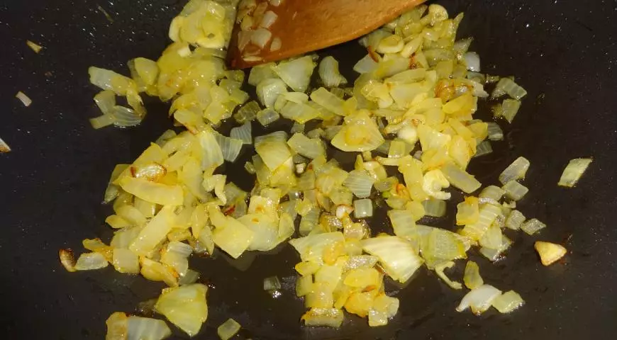 Braten Zwiebeln und Knoblauch für Gemüseeintopf mit Kürbis