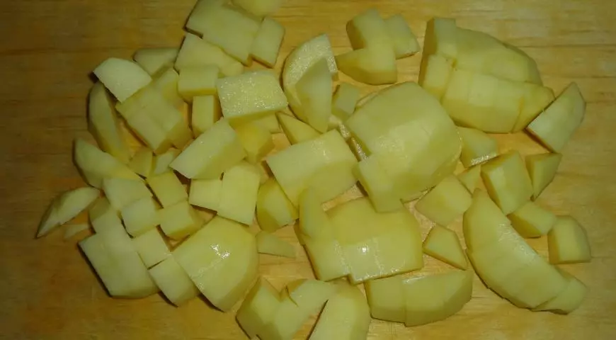 לחתוך תפוחי אדמה עבור תבשיל