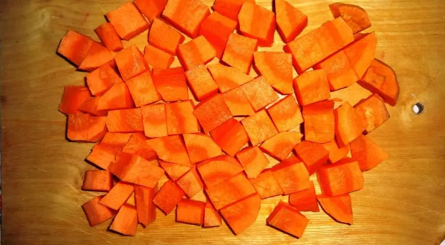 Исечете го морков за подготовка на чорба