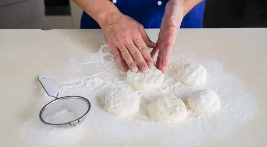 Cheesecakes ທີ່ມີກ້ວຍ, ຮູບດາວຈາກ dough ເນີຍແຂງເນີຍແຂງແລະຕັດໃນແປ້ງ, ຕື່ມອີກເລັກນ້ອຍ