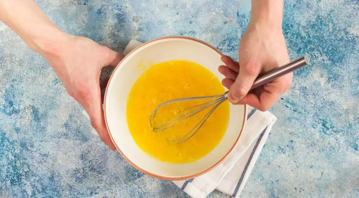 Teig für Pfannkuchen vorbereiten, Eier mit Salz und Zucker schlagen