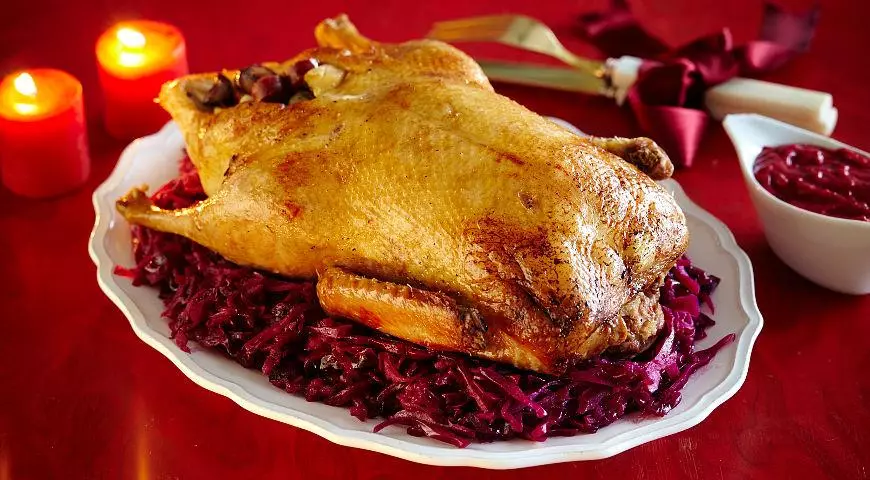 Ci Goose nrog txiv ntseej, pears thiab stewed liab cabbage