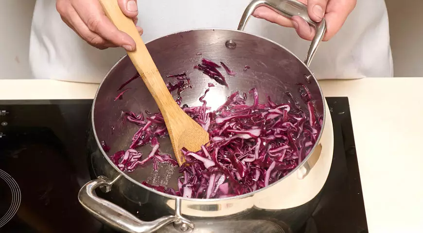 Untfoto-koken resept: Bakte gans mei kastanjes, pearen en stewed reade kool, stap nûmer 2