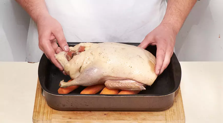 Stock Foto Matlagning Recept: Bakad gås med kastanjer, päron och stuvad rödkål, steg nummer 5