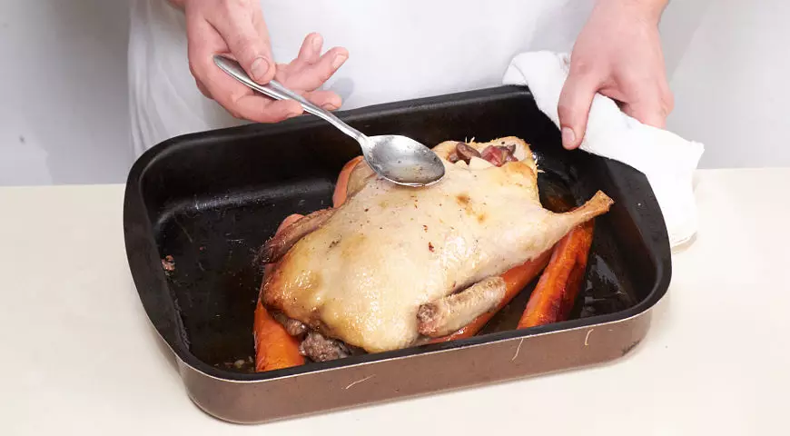 Stock Foto Koeke Recept: Bakte gans mei kastanjes, pearen en stewed reade kool, stap nûmer 6