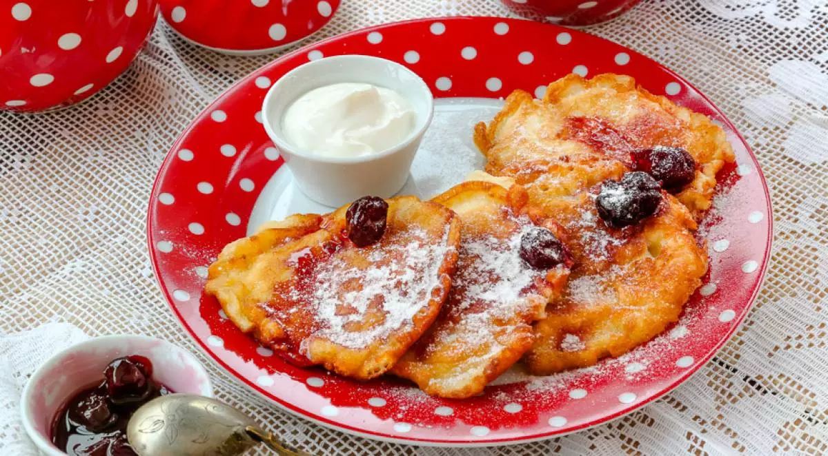 আপেল সঙ্গে fritters.