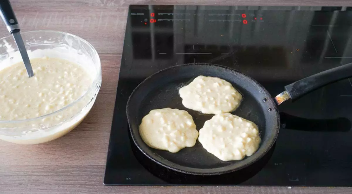 Fritters karo apel, layake pancake ing wajan