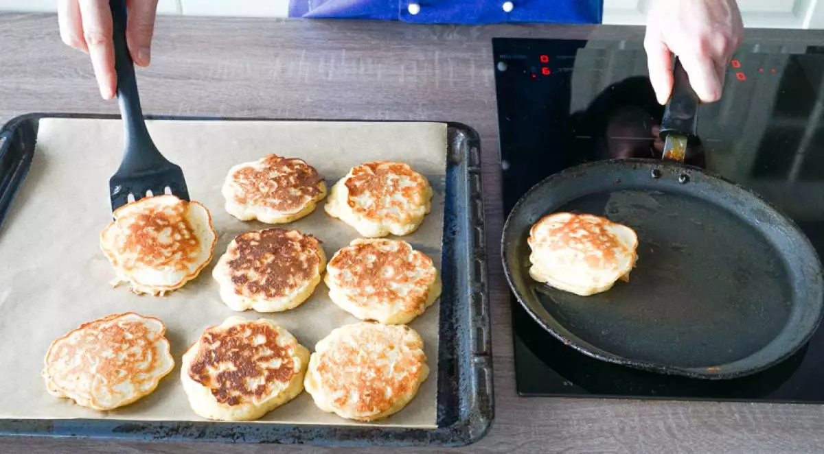 Frittiers mit Äpfeln, legen Sie die Pfannkuchen auf das Backblech