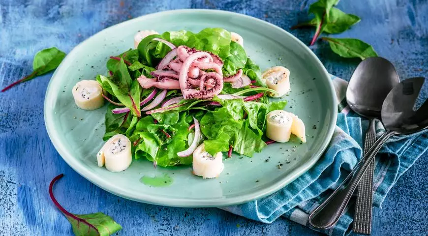 Salat mit Rollen von Squid