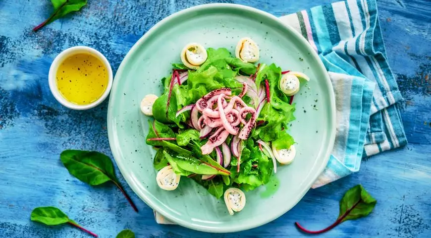 Salat mit Rollen von Squid