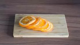 Κομπόστα από το φραγκοστάφυλο με πορτοκαλί, κόψτε το πορτοκαλί