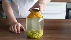 Compote από το φραγκοστάφυλο με πορτοκάλι, χύστε το νερό