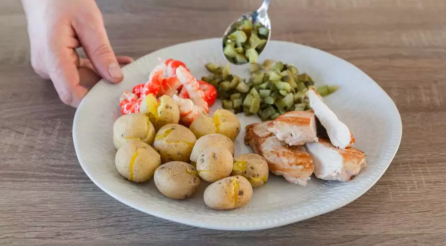 Olivier, vložte ingredience na talíř