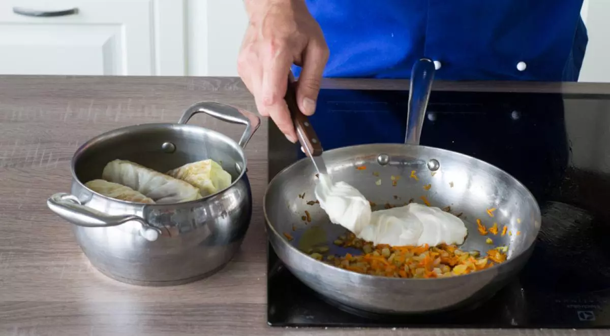 Kabinen mit Hackfleisch, Hämmern in einem Bratpfanne Gemüse, saure Sahne hinzufügen