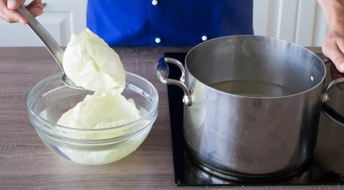 Rolos de repolho com carne picada, abaixando as folhas de repolho em uma panela e cozinham