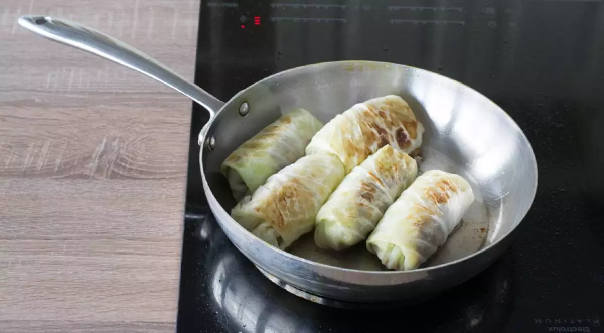 Cavoli con carne macinata, friggere il cavolo rotoli su entrambi i lati a una crosta rossa