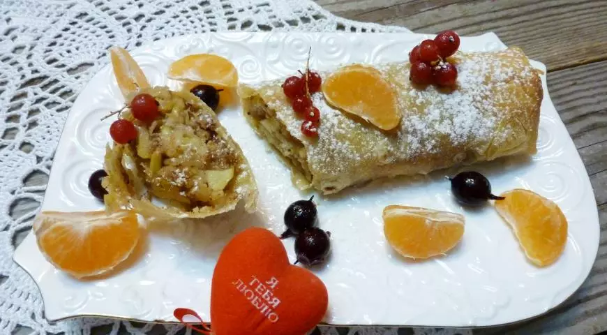 Strudel na apples na karanga (kutoka pita)