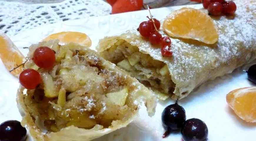 Voorbereiding van strudel met appels en neute (van die pita)