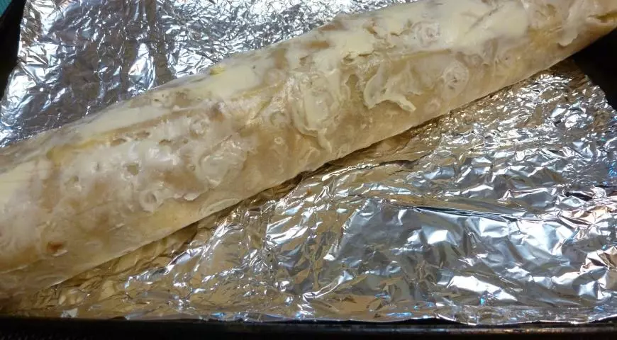 Lavash con rivestimento di riempimento nel rotolo, lubrificare con olio, cuocere