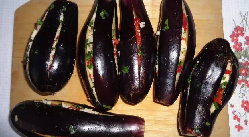 Mufananidzo wekubika recipe: yakarongedzwa eggplants, nhanho Nha. 6