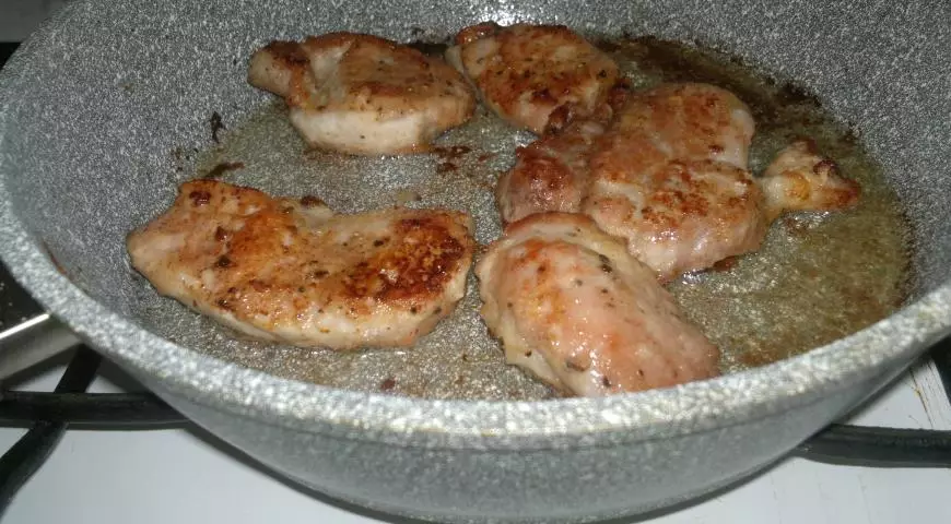 Photo of the preparation of a recipe: Scalopian Alla Pizzaiol, step number 6