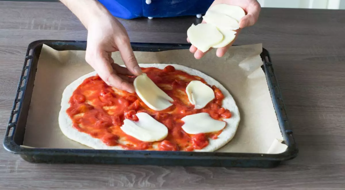 Тънка пица, излагайте доматен сос и моцарела