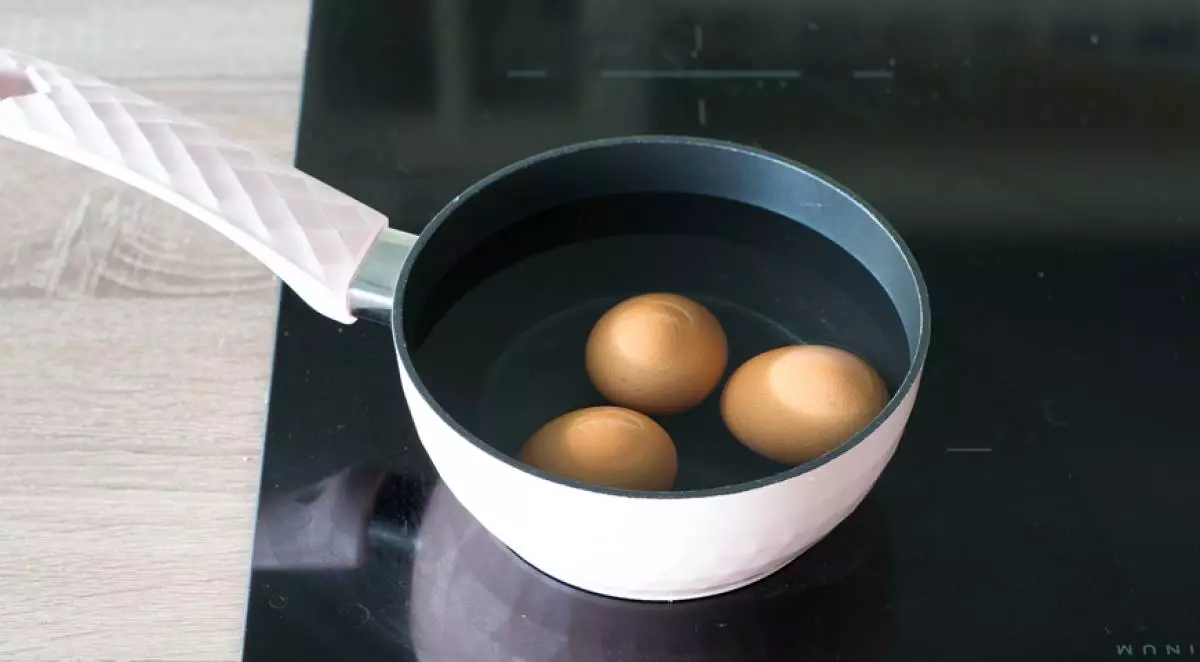 Pendir, qaynaq yumurtaları ilə sobada doldurulmuş yumurta