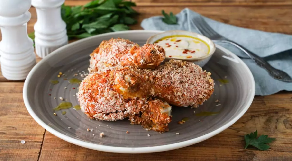 Jambes de poulet dans la panange, mettre les pattes de poulet sur une grande assiette et servir sur la table