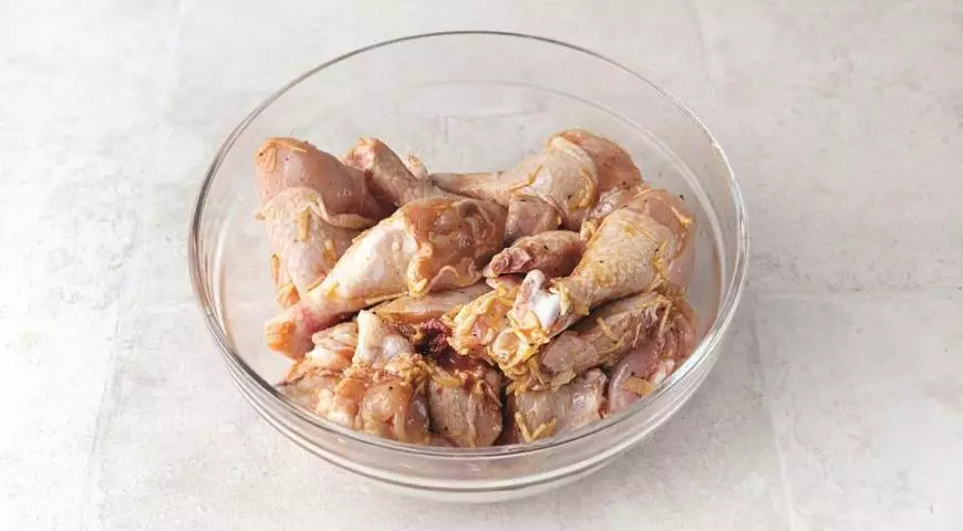 Remplir la marinade de la jambe de poulet