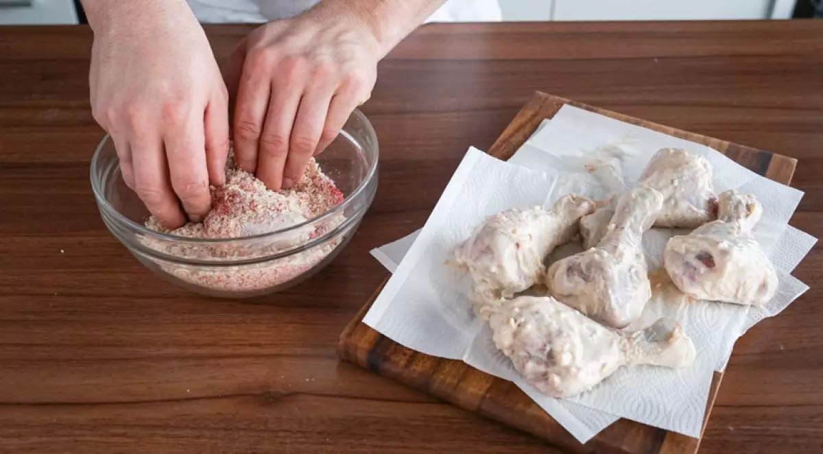 Jambes de poulet dans la panaison, lavez les pattes de poulet et séchez avec une serviette en papier