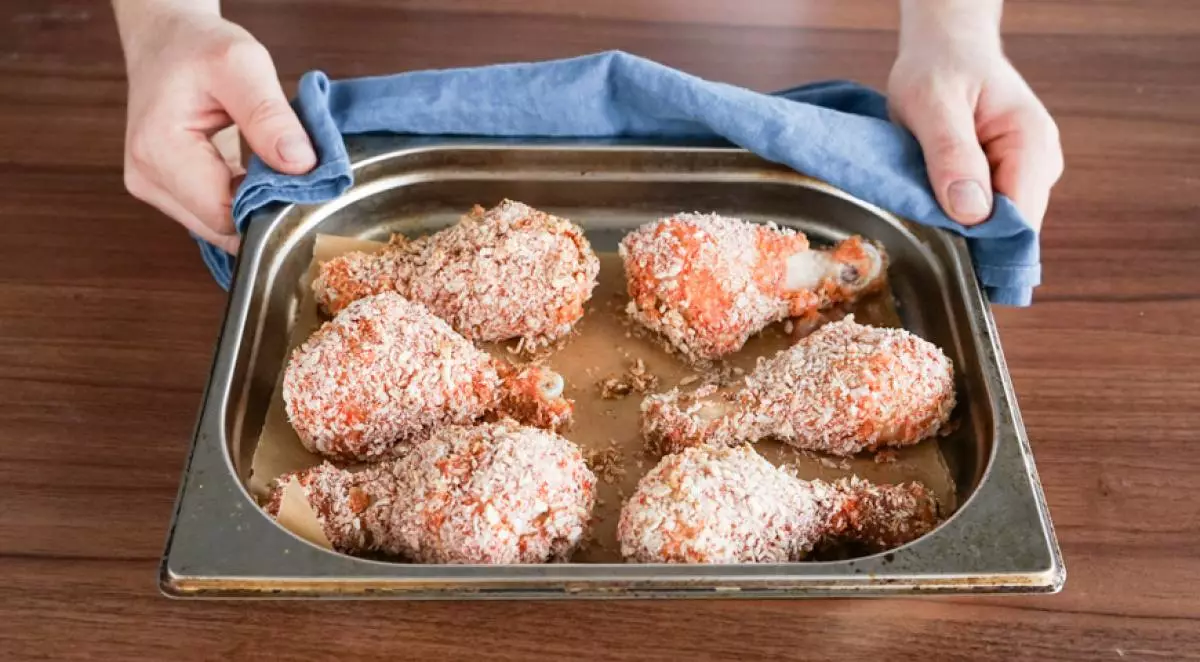 Jambes de poulet dans la panange, couper les pattes de poulet dans le mélange de panier et déposer sur la plaque à pâtisserie