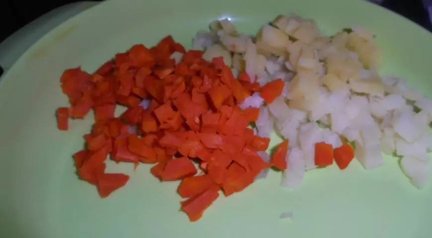 Patate, uova, carote tagliate da cubi