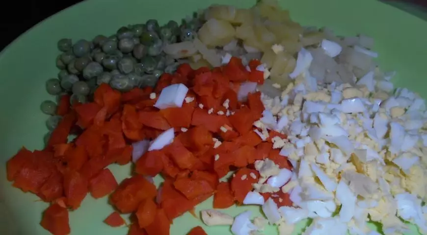 Відварену горошок додати до овочів