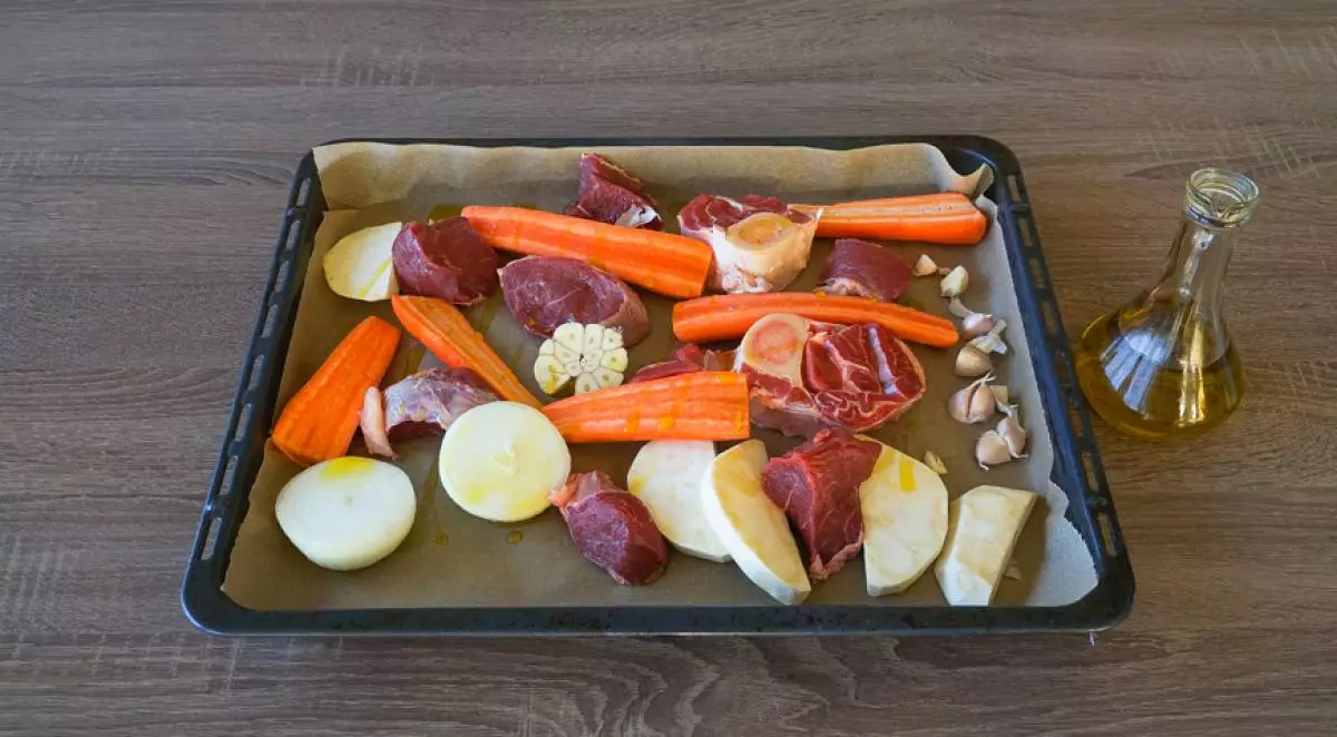 Calor con gelatina, hornear verduras y carne de 15 a 20 minutos.