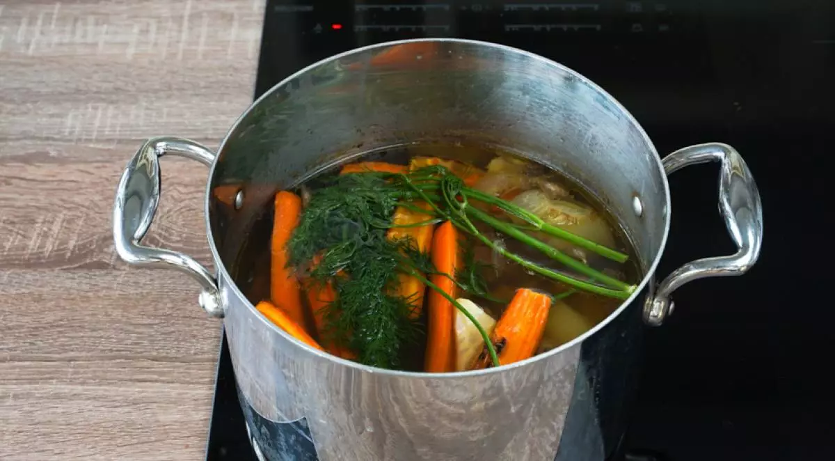 Hitte met gelatien, sit die vleis en groente in 'n kastrol