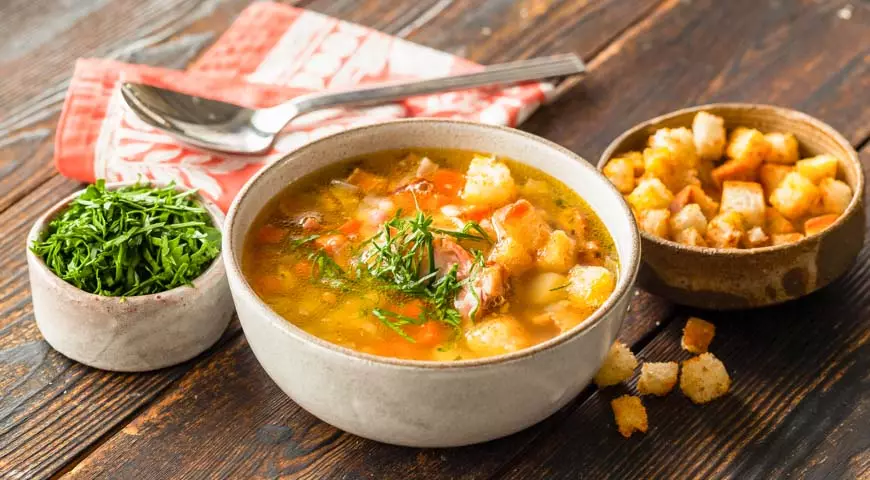 Ervilha fumado sopa, sopa de mesa alimentando com bolachas