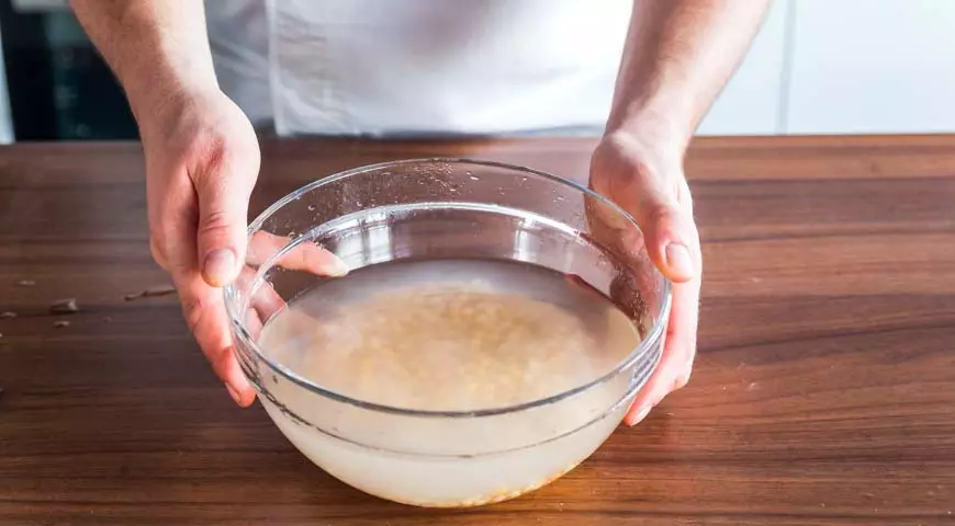 Ertjie gerookte sop, gooi ertjies met koue water