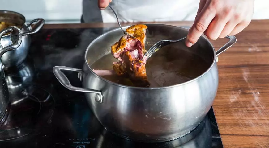 Ervilha Sopa defumada, remova a carne das costelas