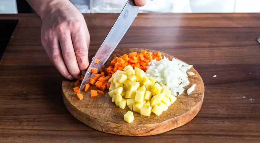 Sopa ahumada de guisantes, bebés cebollas, zanahorias y papas.