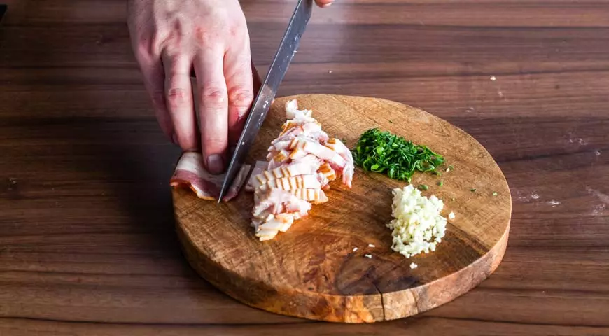 Sopa ahumada de guisantes, raza tocino con rayas finas.